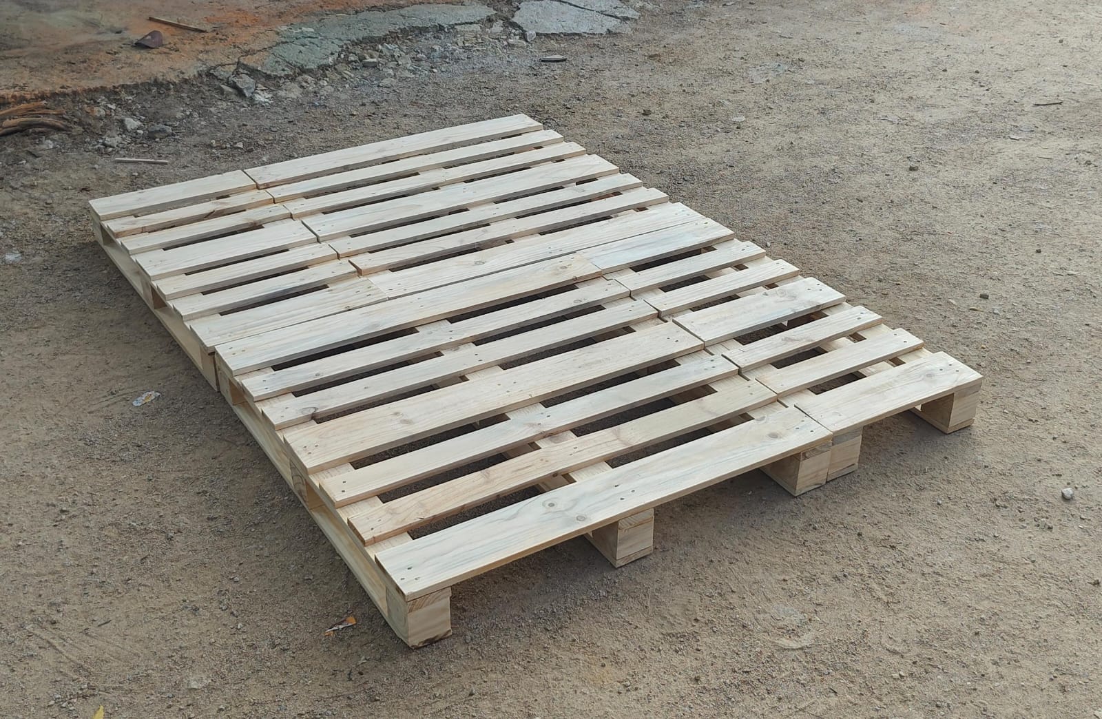 Queen size single layer pallet Bed– PalleTrendz